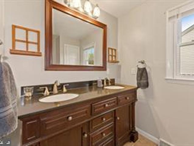 11 Hillside Avenue