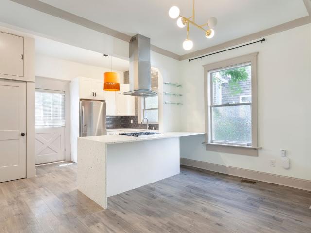 1/1 in the Heart of Midtown w/ Fenced Back Deck and Off Street Parking!