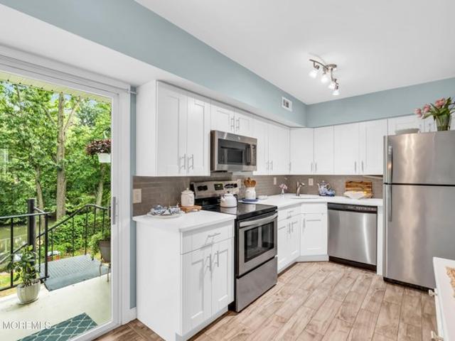 11 Indiana Ct Apt A, Matawan, NJ 07747