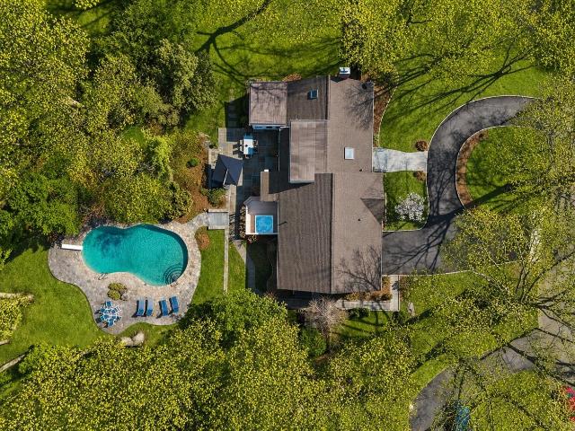 11 Iroquois Trail