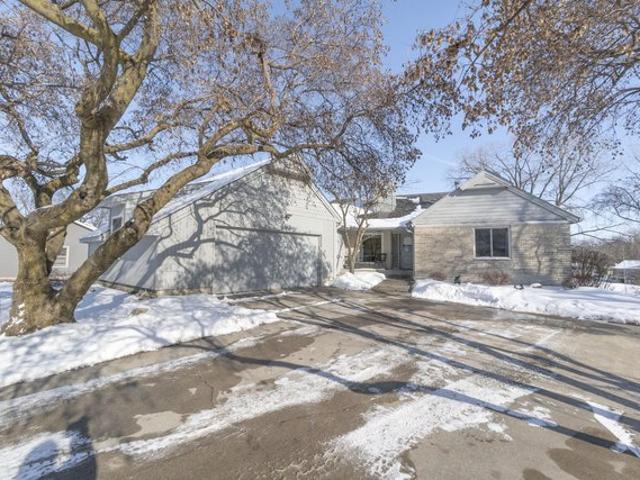 11 Knollwood Ct, Mason City, IA 50401