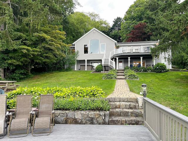 11 Lakeside Road