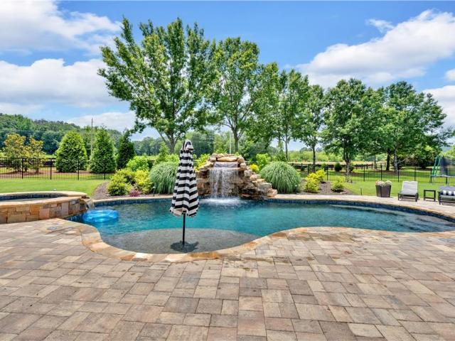 11 laurel trace se