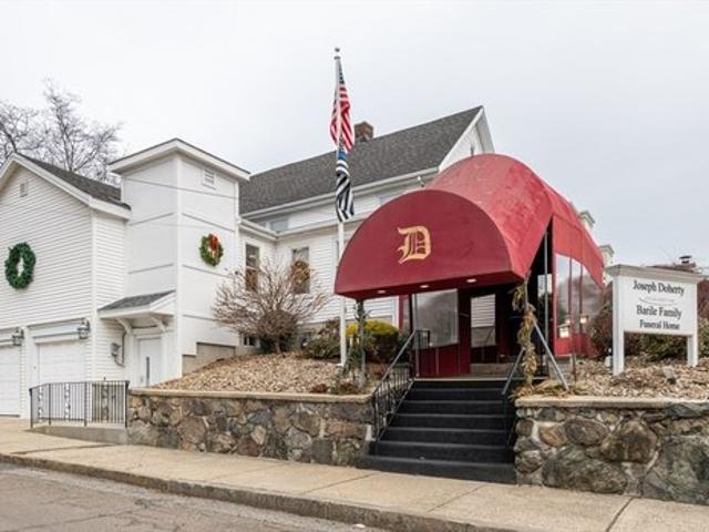 11 Linden St, Reading, MA 01867