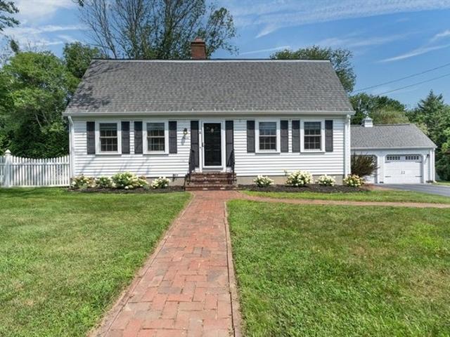 11 Longview Dr, Dartmouth, MA 02747