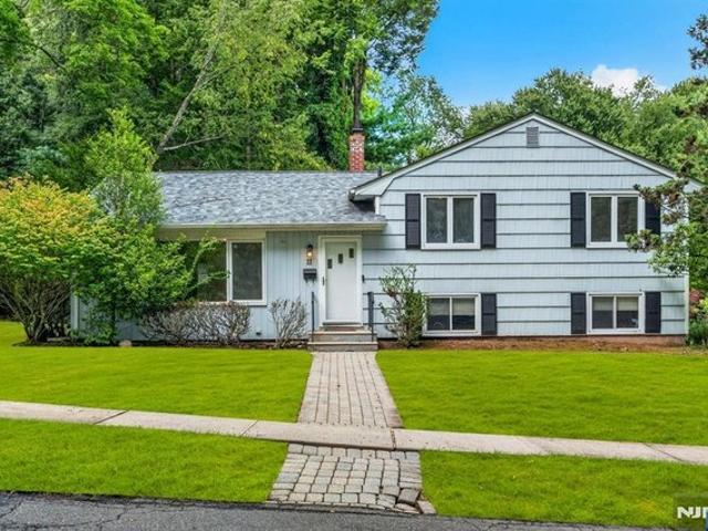 11 Lockwood Ln, Closter, NJ 07624