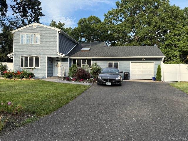 11 Mallard Ave, Selden, NY 11784