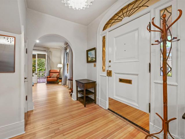 11 Maple Avenue