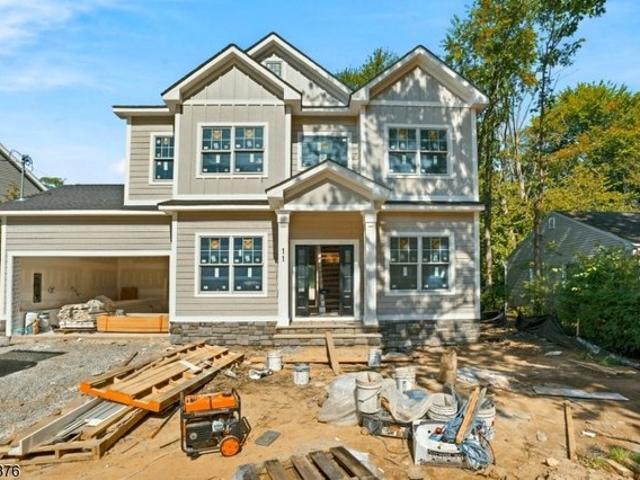 11 Maplewood Dr, Livingston, NJ 07039