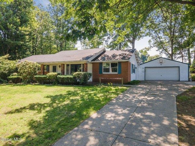 11 Matthew Dr, Schaghticoke, NY 12154