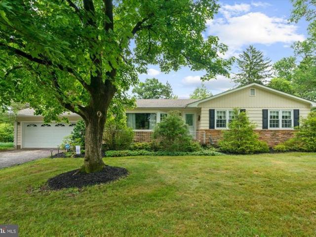 11 Meadow Brook Rd, Flemington, NJ 08822