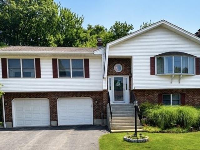 11 Middleway E, Waterbury, CT 06708