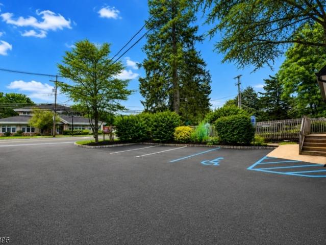 11 Mountain Blvd
