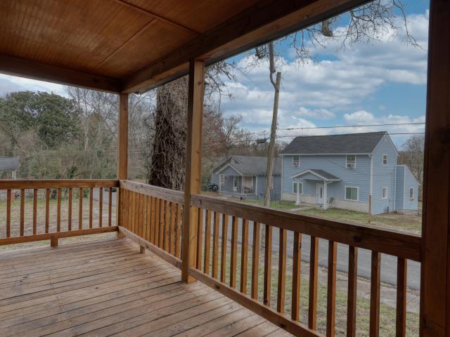 11 N McLin St SW