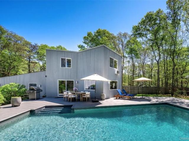 11 N Quarter Rd, Westhampton, NY 11977