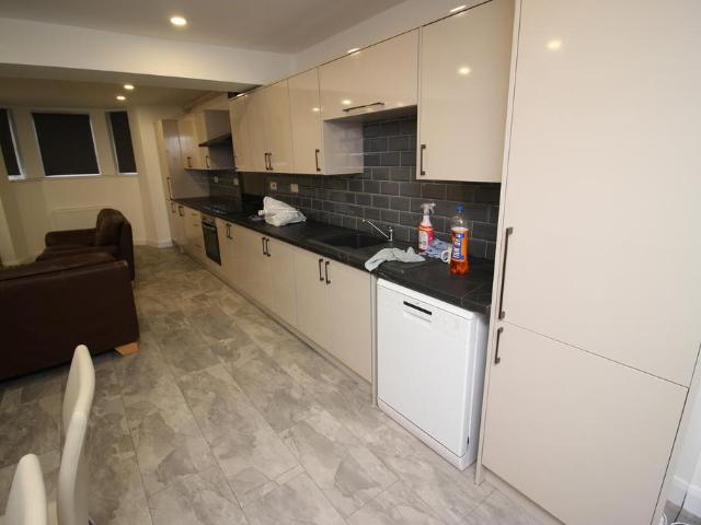 11 Norwood Terrace, Hyde Park, Leeds LS6 6 bed terraced house to rent £3,510 pcm £810 pw