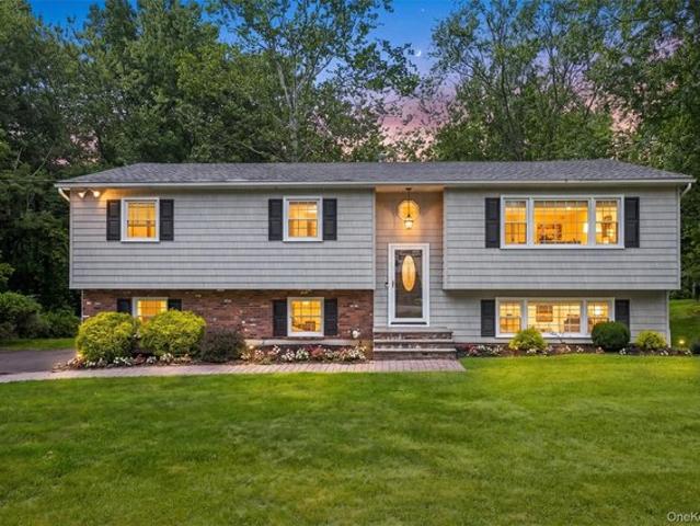 11 Nuthatch Ln, West Nyack, NY 10994