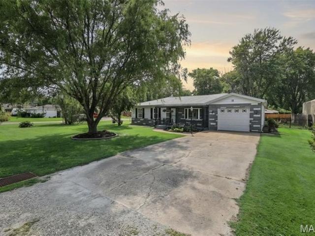 11 Oak Dr, Caseyville, IL 62232
