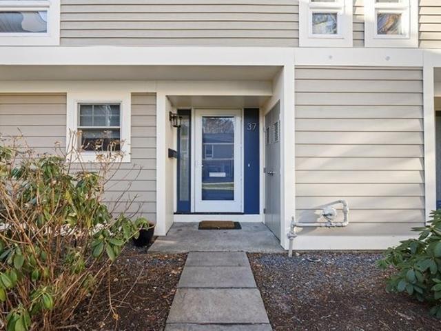 11 Oak St Unit 15, Wellesley, MA 02482
