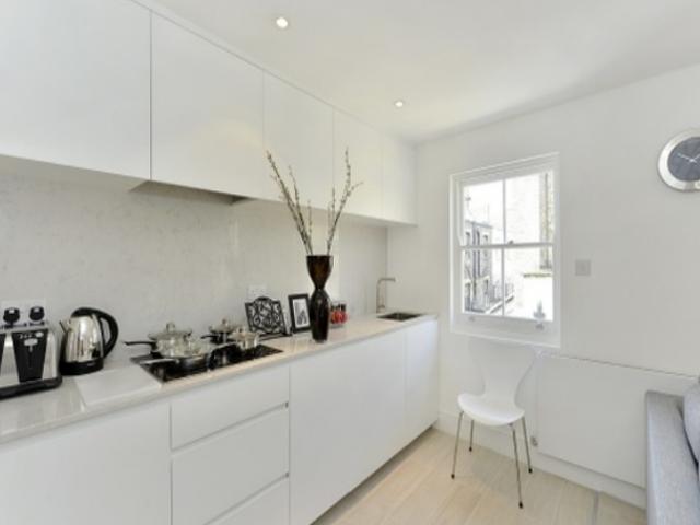 11 Palace Gate, London W8 2 bed flat to rent £3,445 pcm £795 pw