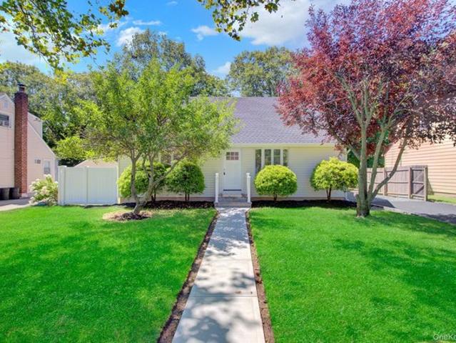 11 Parkwood Rd, Westbury, NY 11590