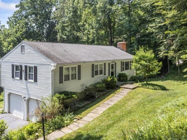 11 Patricia Ln, Newtown, CT 06470