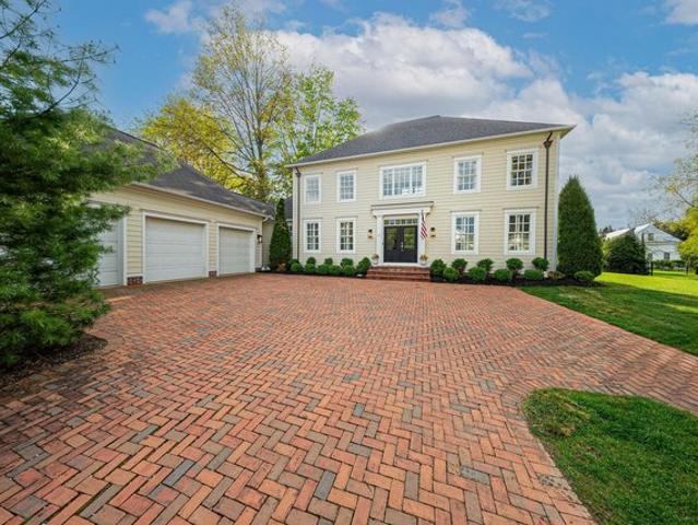 11 Pickett Pl, New Albany, OH 43054