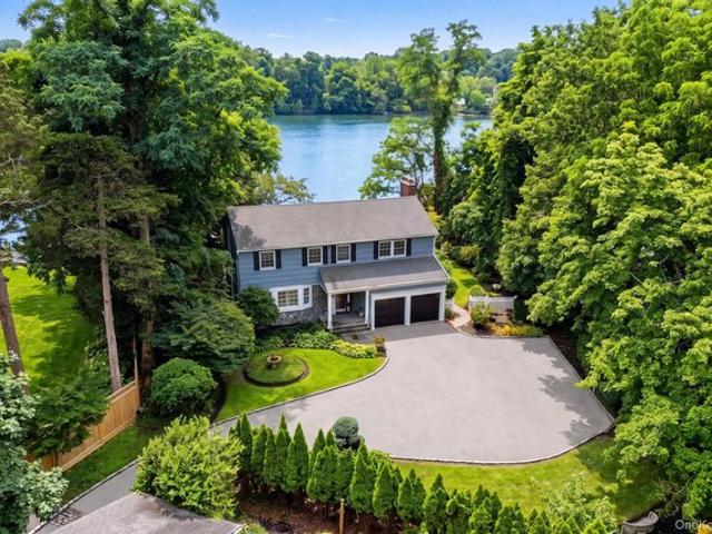 11 Prospect Rd, Centerport, NY 11721