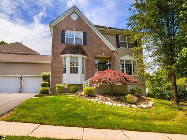 11 Queens Ln, Wayne, NJ 07470