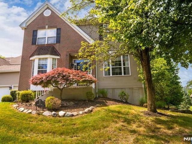 11 Queens Ln, Wayne, NJ 07470