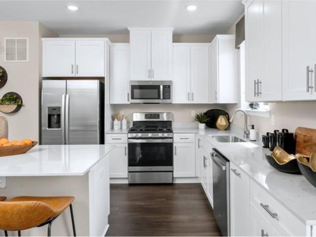 11 Ramble Way, Manalapan, NJ 07726