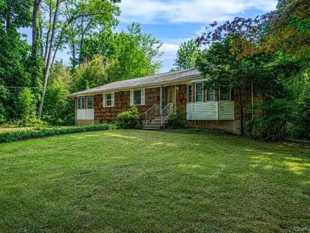 11 Radio Ave, Miller Place, NY 11764