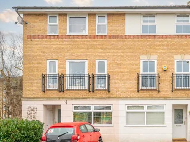 11 Radstock Close, London, N11 3GQ, United Kingdom | 4 bed townhouse for rent #165353694 | Rentberry