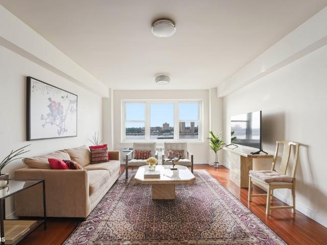 11 riverside drive 13fw