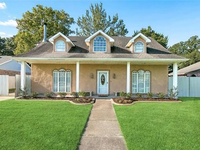 11 S Lake Ct, Violet, LA 70092