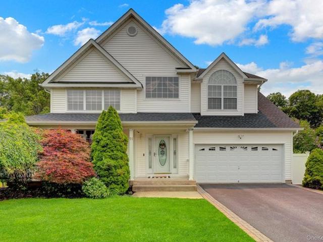 11 Scenicview Cres, Manorville, NY 11949