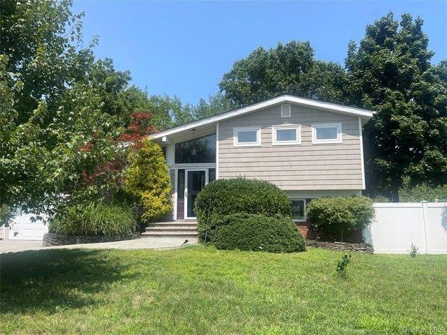 11 Sandalwood Dr, Smithtown, NY 11787