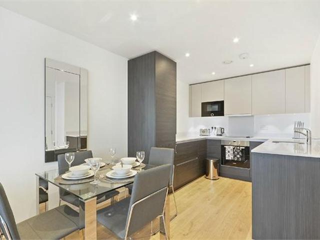 11 Saffron Central Square, Croydon, CR0 2 bed apartment to rent £1,700 pcm £392 pw