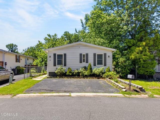 11 Short Oaks Ct, Manalapan, NJ 07726