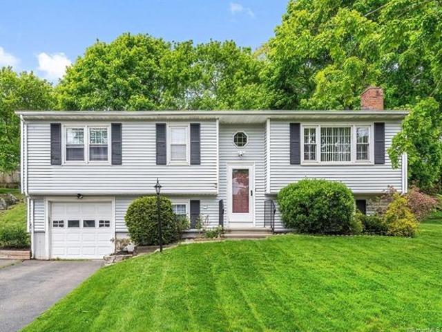 11 Simos Ln, West Haven, CT 06516