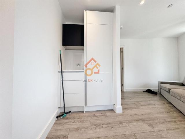 11 Silvercroft Sreet, Manchester, M15