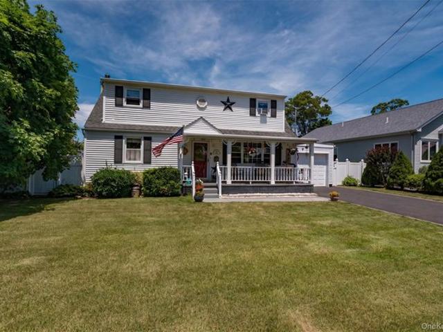11 Spruce St, Islip, NY 11751