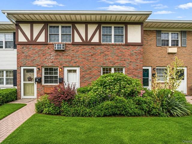 11 Springwood Dr, North Babylon, NY 11703