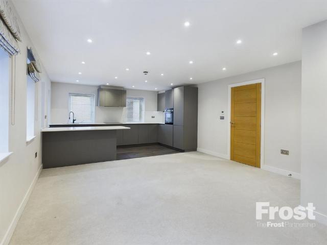 11 Station Road, Gerrards Cross. 2 bed apartment to rent £1,975 pcm £456 pw
