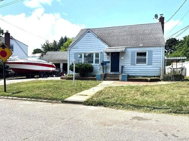 11 Stevens Pl, Huntington Station, NY 11746