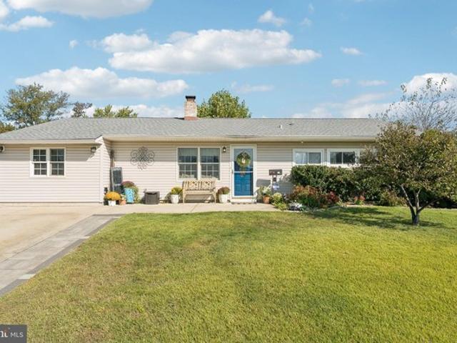 11 Stream Ln, Levittown, PA 19055