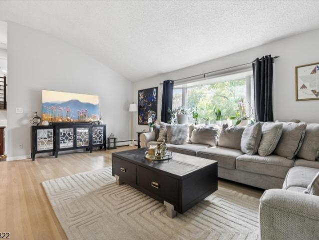 11 Surrey Ln