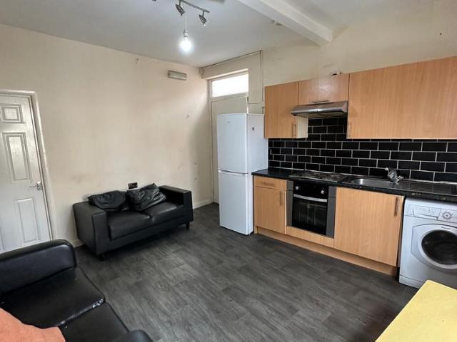 11b Hyde Park Road LS6 3 bed apartment to rent £1,075 pcm £248 pw