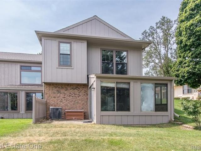 12043 Shenandoah Dr, Green Oak Township, MI 48178