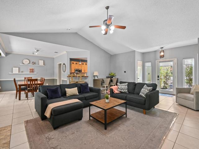 12047 Lincolnshire Dr